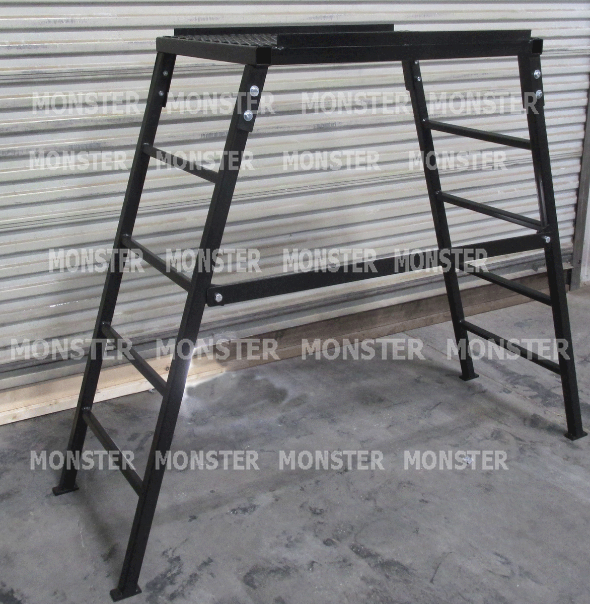 CAMERAMAN LADDER – Monster Rings and Cages